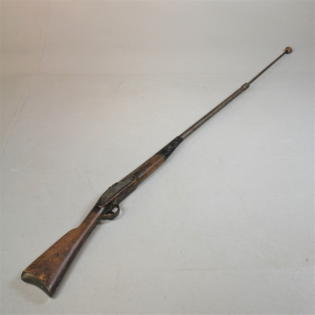 BAYONET FENCING RIFLE, wood/metal, spring barrel with ball end. Weapons ...