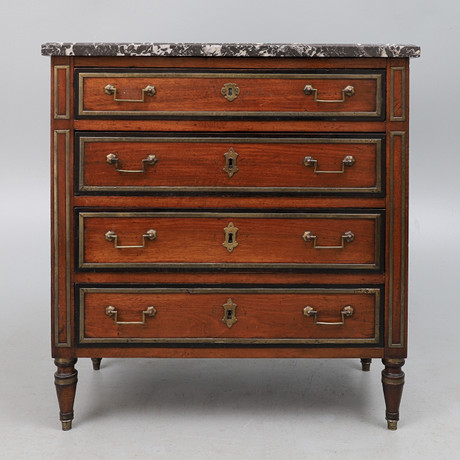 LOUIS XVI, MÄSSING MONTERAD KOMMODE. Möbler - Byråar - Auctionet