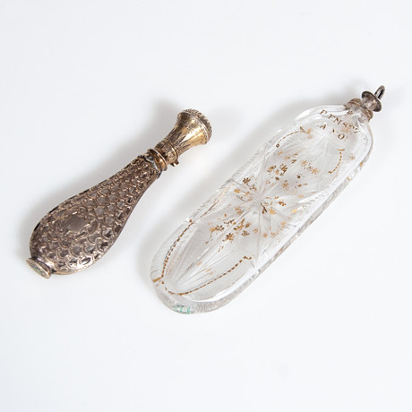 TVÅ PLATTA FLASKOR FRÅN 1700-TAL SLUT-1850-TAL. Vintagekläder ...