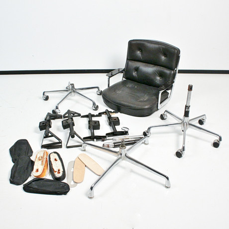 CHARLES & RAY EAMES. Lot of parts / spare parts for Lobby Chair, Alu ...