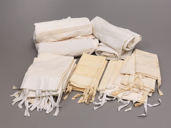 LAKAN/ÖRNGOTT med virkad spets. Mattor & Textil - Textil - Auctionet