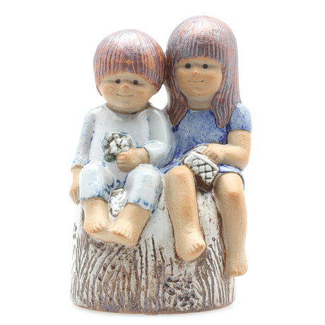 LISA LARSON. Figurine, stoneware, girl and boy on a stump, Studiohanden ...