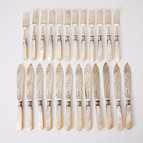 FISKBESTICK, 24 delar, silver, skaft av pärlemor, William Gallimore ...
