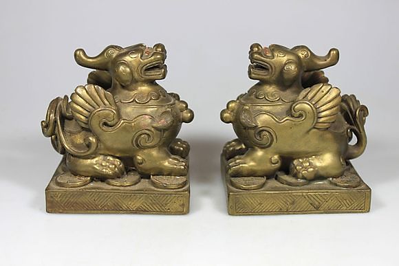 TWO FOH-DOGS, China, Bronze. Asiatica - Auctionet
