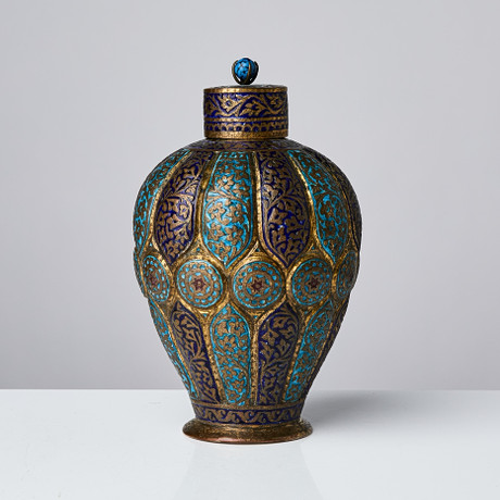URNA MED LOCK, omkring 1900, cloisonné. Asiatika - Auctionet