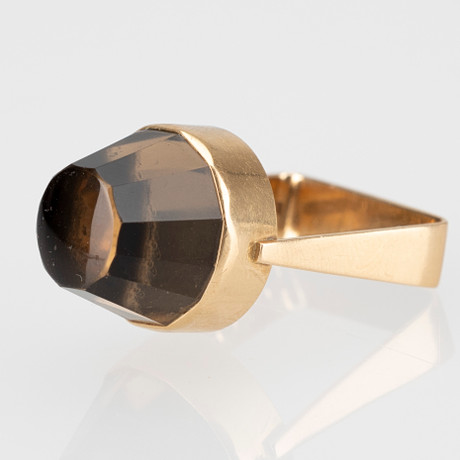 GULDRING MED RÖKKVARTS. Smycken & Ädelstenar - Ringar - Auctionet