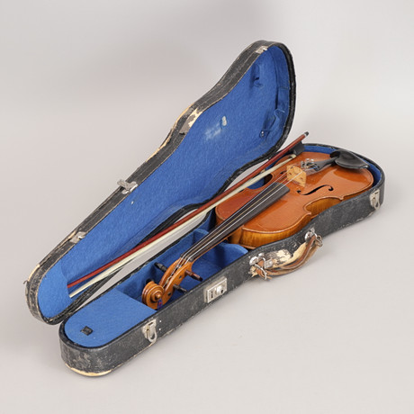 FIOL med stråke och fodral. Samlarföremål - Musikinstrument - Auctionet