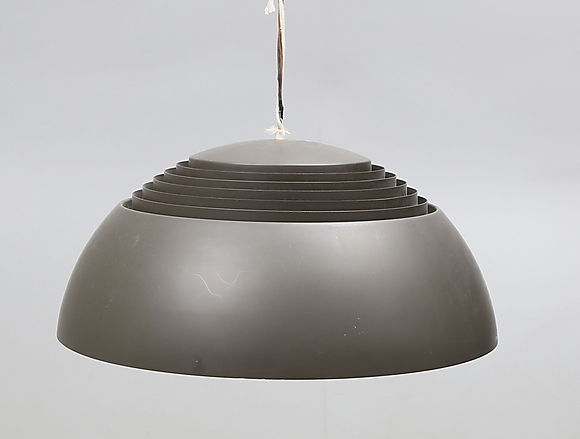 TAKLAMPA, "AJ Pendel". Arne Jacobsen för Louis Poulsen. Belysning ...