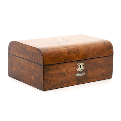 EN VIKTORIANSK FIGURERAD VALNÖT SYLÅDA. Allmoge - Skålar & Skrin ...