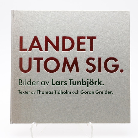 FOTO. FÖRSTA UPPLAGAN AV LARS TUNBJÖRKS BERÖMDA LANDET UTOM SIG 1993 ...
