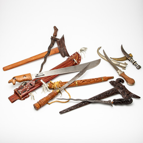 Six cutting and thrusting weapons / curved daggers, keris, sabre, metal ...