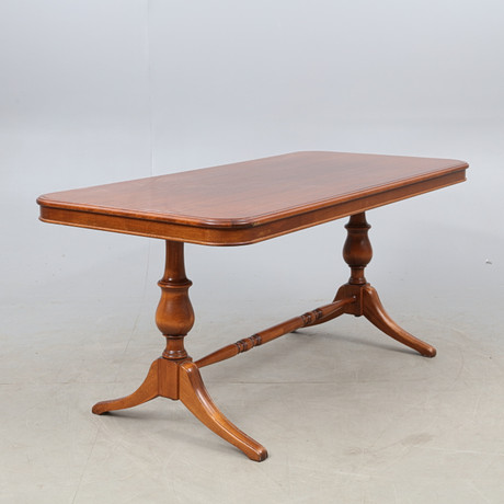 COFFEE TABLE, 1900s. Furniture - Tables - Auctionet