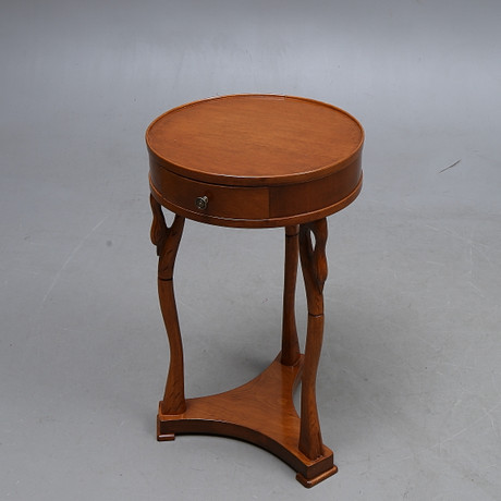 BEISTELLTISCH, Mahagoni, Selva, Italien, 1900. Möbel - Tische - Auctionet