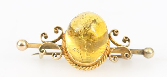 BROSCH, 18 K guld och bärnsten med insekt, total vikt 4,9 gram. Smycken ...