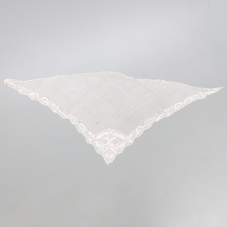 EN DRESDEN LACE FICHU. Mattor & Textil - Textil - Auctionet