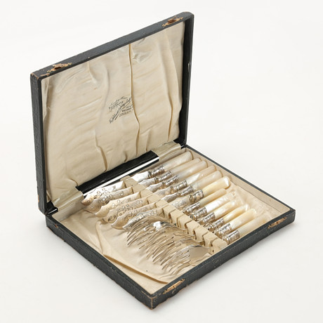 BESTICK, 12 delar, England, nysilver med handtag av pärlemor, i etui ...