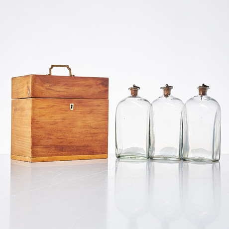 SCHATULL, med flaskor, 1800-tal, fanérat i mahogny, beslag i mässing ...