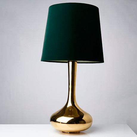 BORDSLAMPA, 1960-tal, guldglaserad keramik, senare skärm i sammet ...