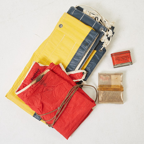ESCAPE KIT, für die US Air Force, 2. Weltkrieg, bestehend aus 2 Segeln ...