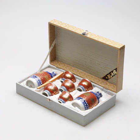 SAKE SET, 2 flaskor med 5 koppar, 1900-tal. Övrigt - Övrigt - Auctionet