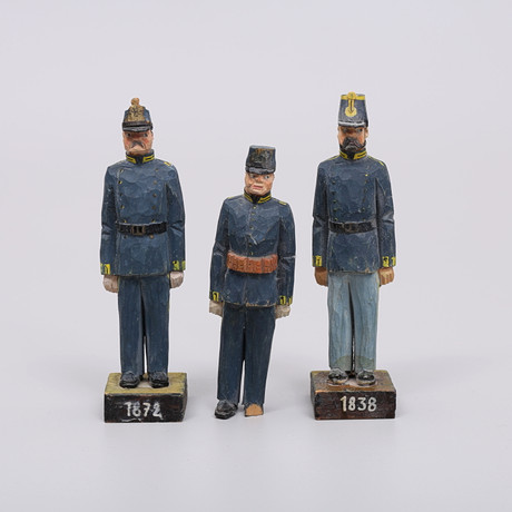 AXEL ERICSON. Trägubbar, 3 st, Militäruniformer, Smålands husarer ...
