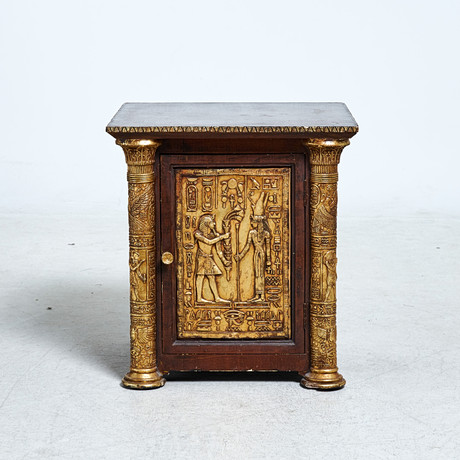 SKÅP, samtida, reliefdekor med egyptiskt antikiserande scener ...