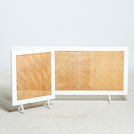 ELEMENTSKYDD, 2 st, trä med rotting, vitmålade. Möbler - Övrigt - Auctionet