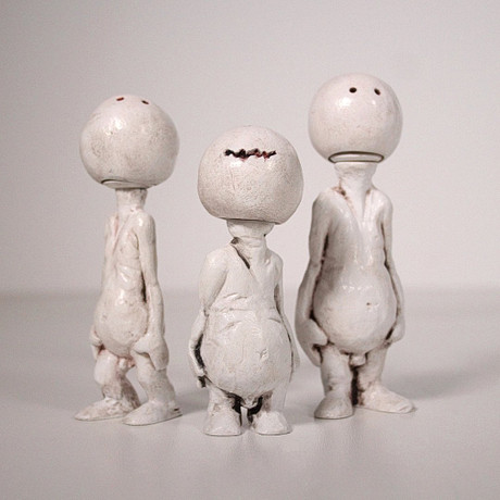 MARTIN SMIDA. Su atelier. 'The Creepy White Trio', esculturas, piezas ...