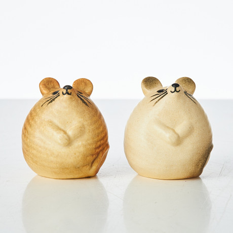 LISA LARSON. Figuriner, 2 st, mus, stengods, märkta Lisa L samt ...