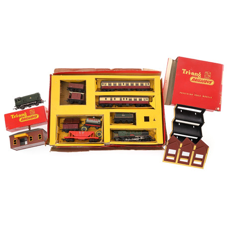 A TRI-ANG R 3B TRAIN SET. Toys - Toys - Auctionet