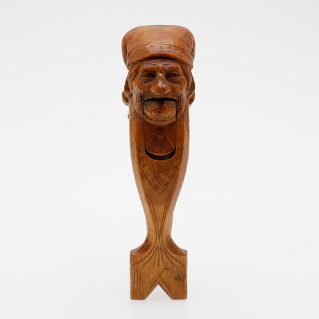 ERIK MOLIN. NÖTKNÄCKARE, träskuren, signerad. Övrigt - Övrigt - Auctionet