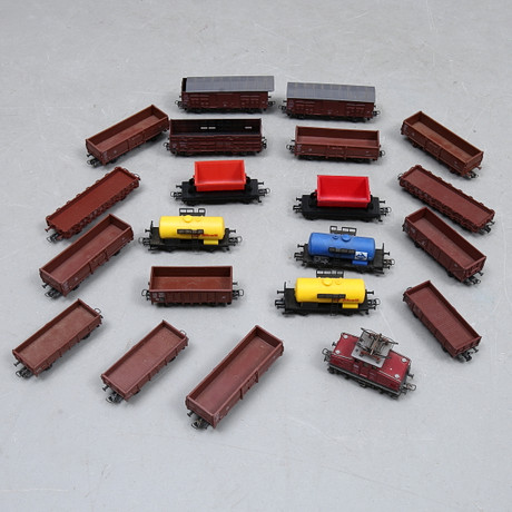 ROCO gear locomotive and approx. 19 wagons. Toys - Toys - Auctionet