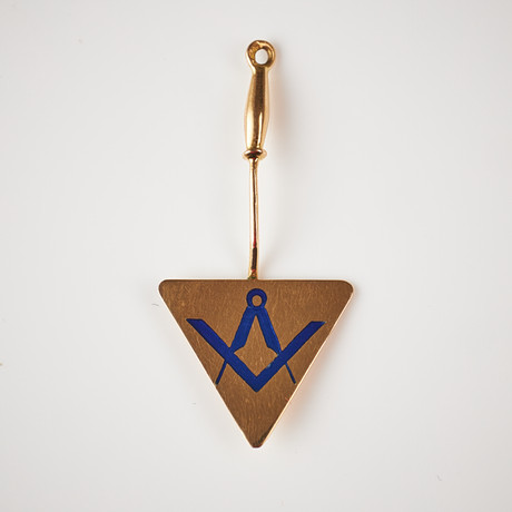 PENDANT, 18k gold, in the shape of a masonic ladle with enamel ...