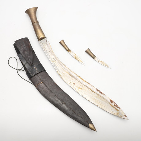 A LARGE VINTAGE NEPALESE CEREMONIAL KUKRI IN A LEATHER SHEATH. Weapons ...
