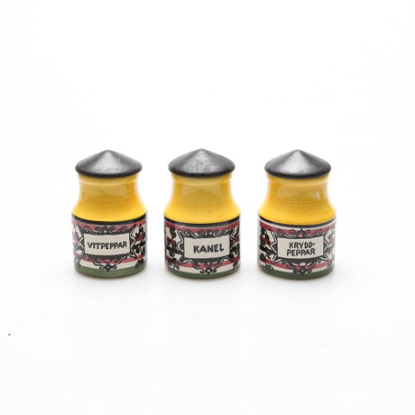 KRYDDBURKAR 3 st, med lock, keramik, kanel, vitpeppar och kryddpeppar, 1950/60-tal. Keramik ...