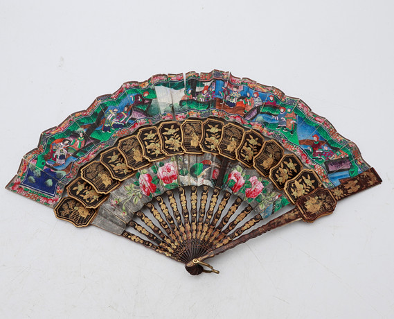 Chinese thousand faces fan with sticks in lacquered and gilt wood and ...