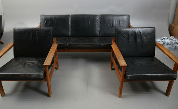 YNGVE EKSTRÖM. Soffa och fåtöljer, teak och svart skinn, 3 delar ...