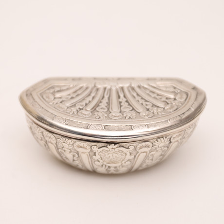 SNUFF BOX, silver, various hallmarks, England, 19th century, 79.82 gr ...
