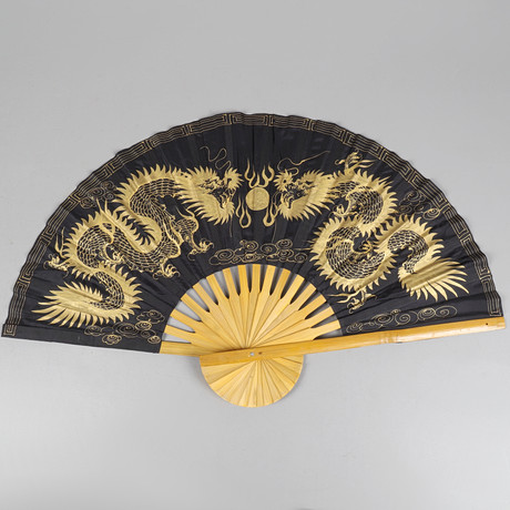 A LARGE CHINESE FAN. Asiatica - Auctionet