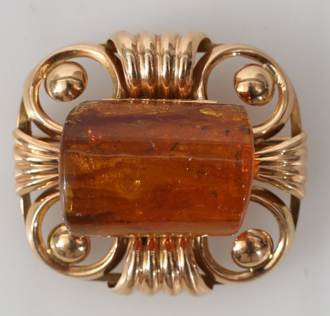 BROSCH, 14 K guld och bärnsten med insekt, total vikt 6,8 gram. Smycken ...