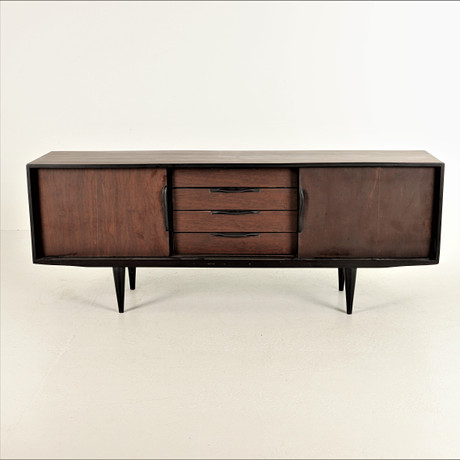 SIDEBOARD, 1900-talets andra hälft. Möbler - Skåp & Hyllor - Auctionet