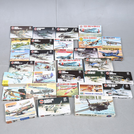 PLASTBYGGSATSER flygplan, ca 31 delar. originalkartonger. Leksaker ...