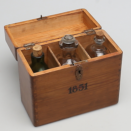 SCHATULL i björk för tre flaskor. 1800-tal. Allmoge - Auctionet