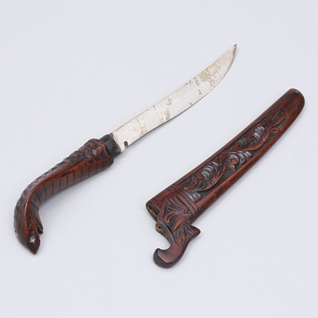 KNIV, handtag och skida i skuret trä, Asien. Vapen & Militaria ...