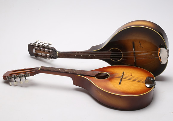 MANDOLINER, 2 st, Junior, 1900-tal. Övrigt - Musikinstrument - Auctionet