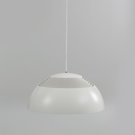 ARNE JACOBSEN. Takarmatur "AJ-pendel", Louis Poulsen. Belysning ...