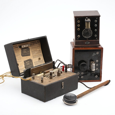 KRISTALLMOTTAGARE, 3 stycken, olika material, bl.a trä, bl.a ...