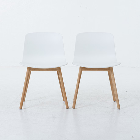 HEE WELLING och HAY, stolar, 1 par, ''AAC 12'', vit plast, underrede i ...