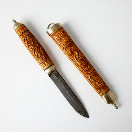 KNIV, slida/handtag i trä, detaljer i metall, skuren dekor,1900-talets ...