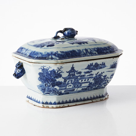 TERRIN WITH COVER, China, 18th century, porcelain, with handles in the ...